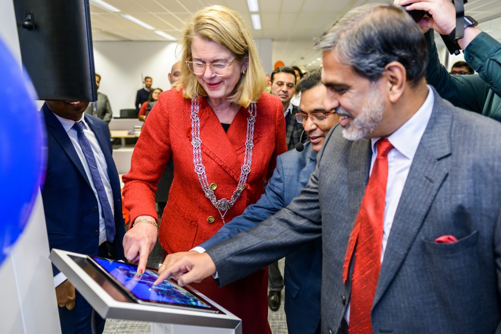 HCL opent nieuw kantoor in Den Haag en viert 20 jaar in Nederland - Emerce