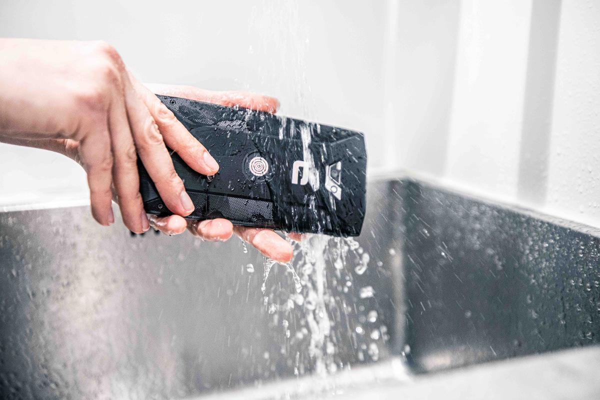 CROSSCALL: MET WATER, ZEEP EN HYDROALCOHOLISCHE GEL REINIGBARE ...