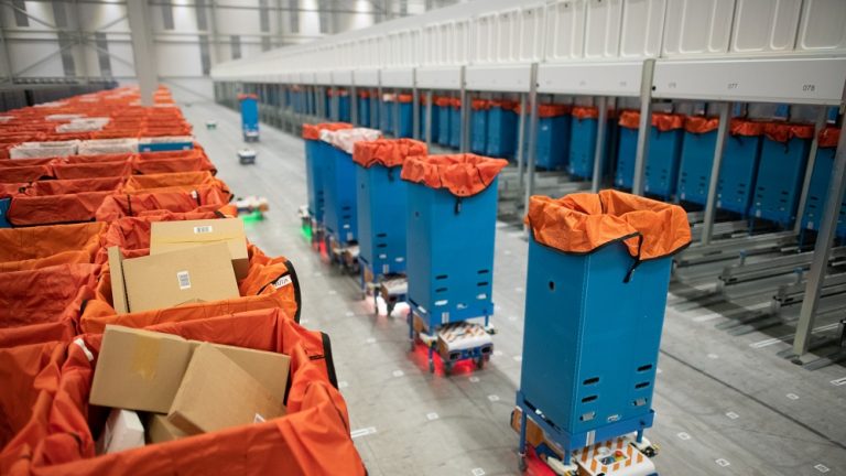 PostNL opent gerobotiseerd sorteercentrum voor kleine pakketten - Emerce