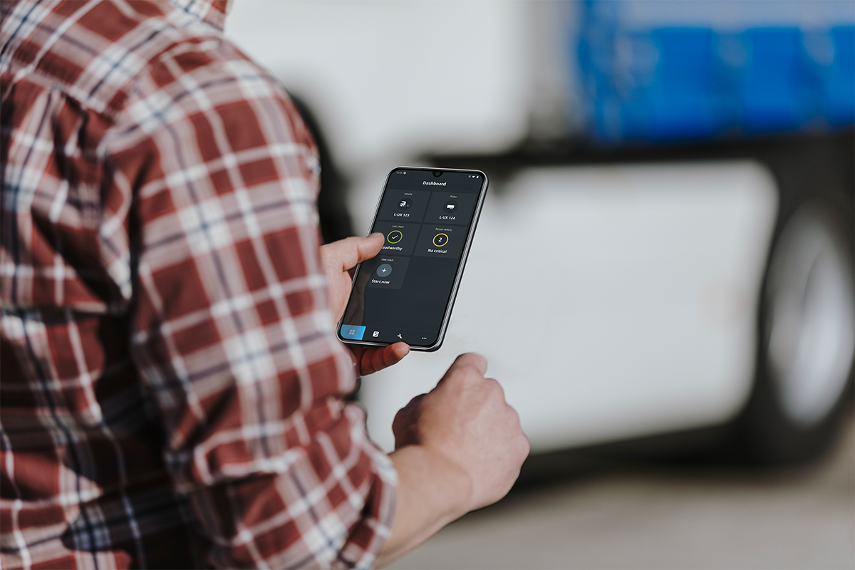 Webfleet introduceert PRO M compacte Driver Terminal - Emerce