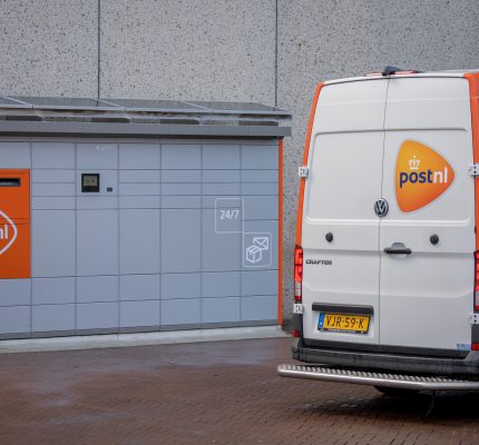 Eerste PostNL pakketautomaat op zonnepanelen - Emerce