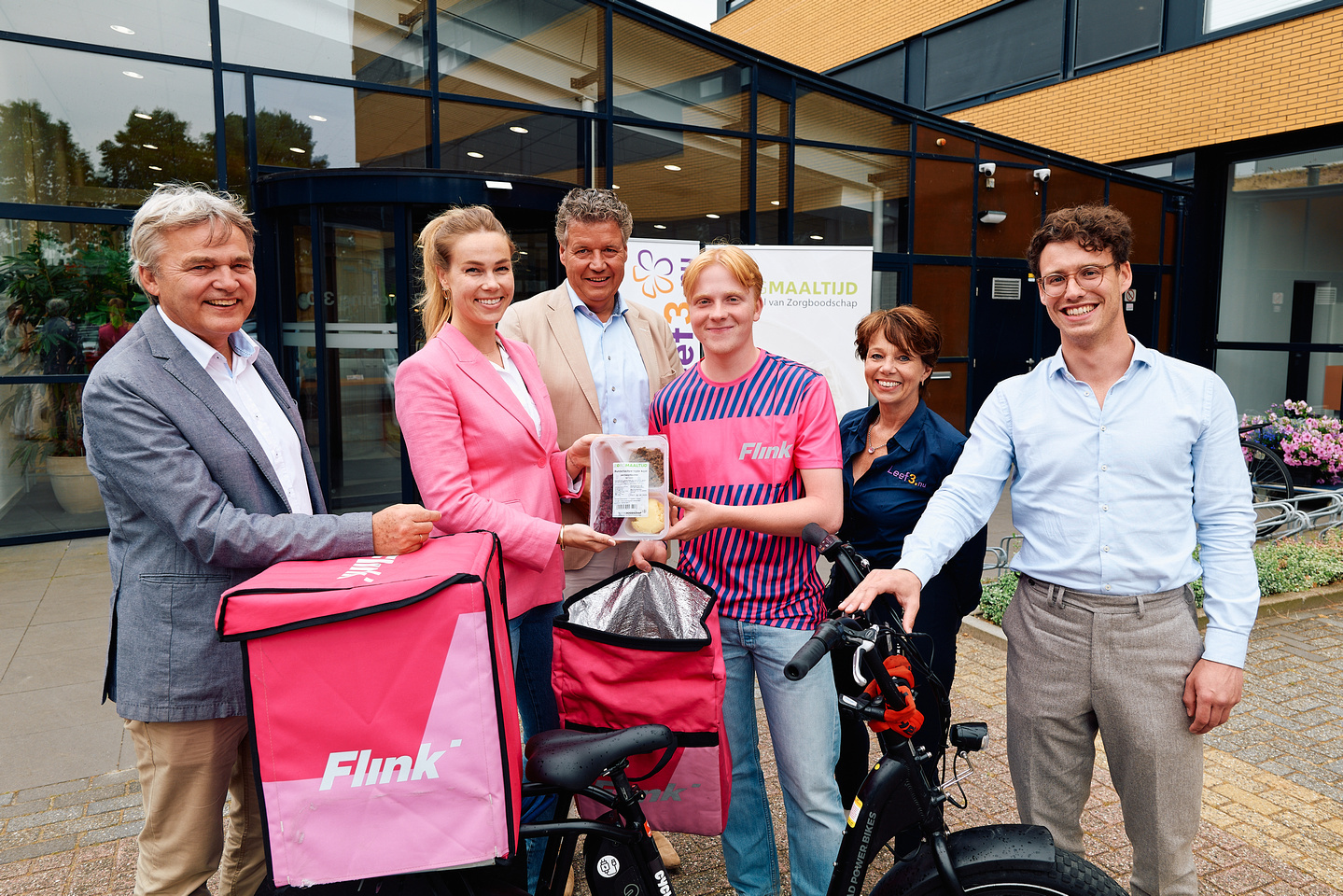 Boodschappen bezorgdienst Flink, Zorgboodschap en Leef3 slaan de handen ...