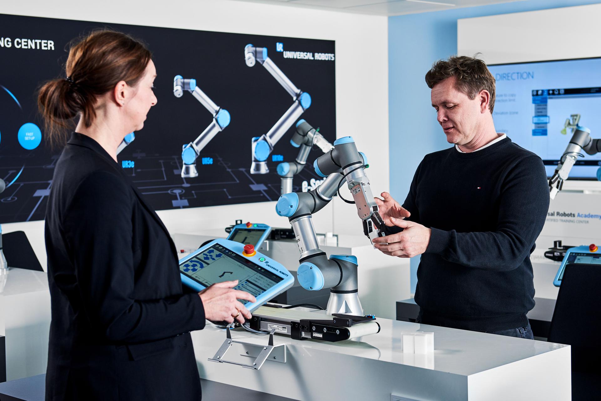 Al meer dan 200.000 mensen leerden werken met collaboratieve robots via ...