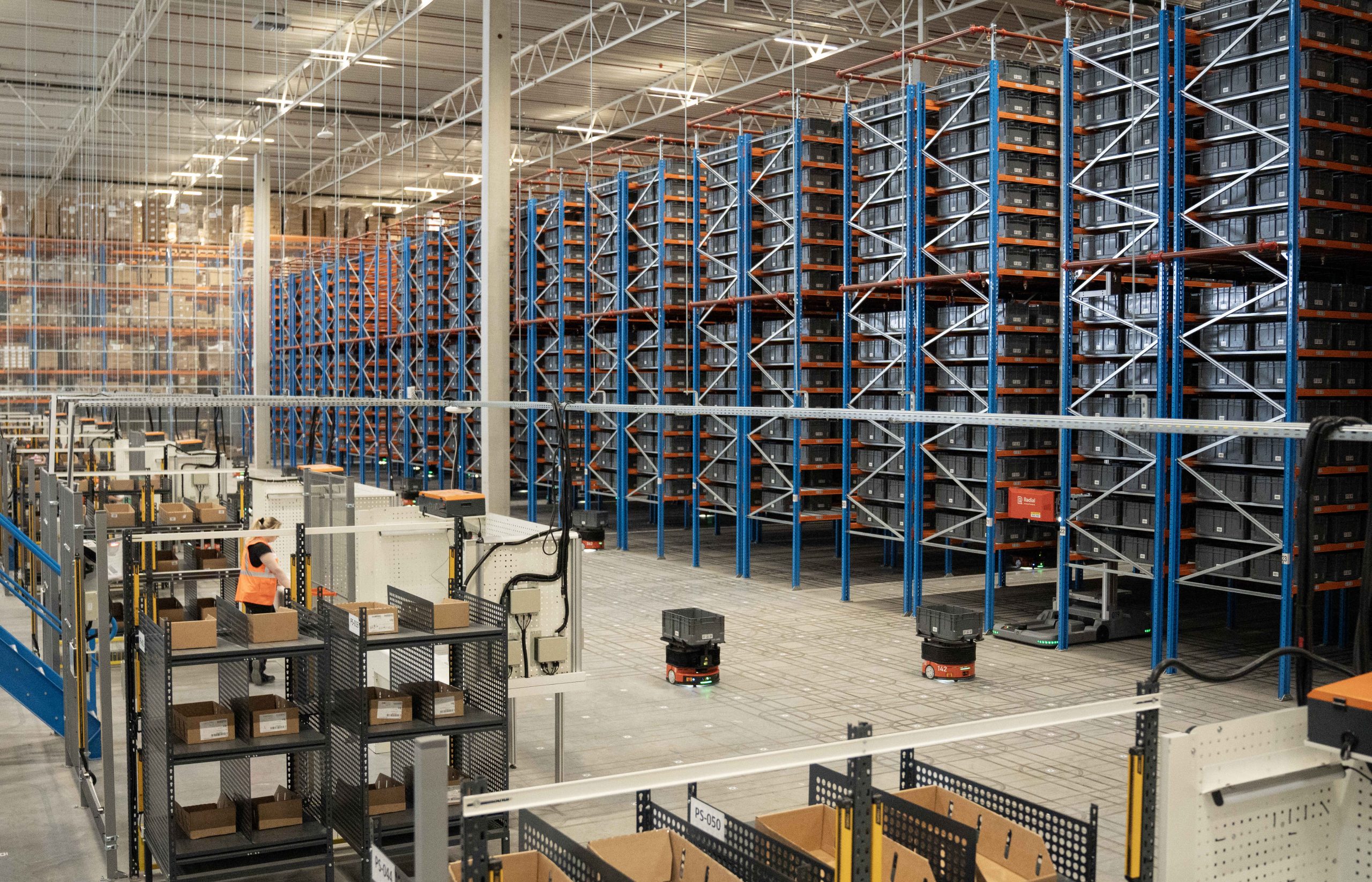 Dematic voltooit AMR-installatie voor e-commerce bij Radial in ...