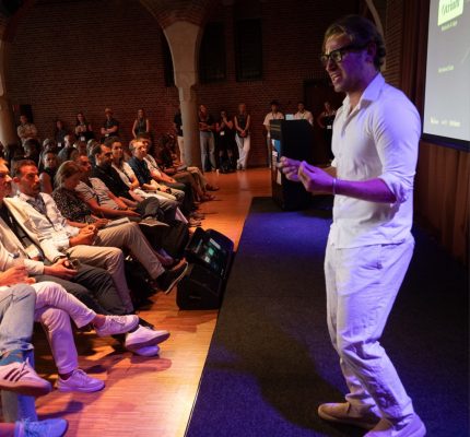 DML: Otrium met honderden AI-radiocommercials naar buitenland - Emerce
